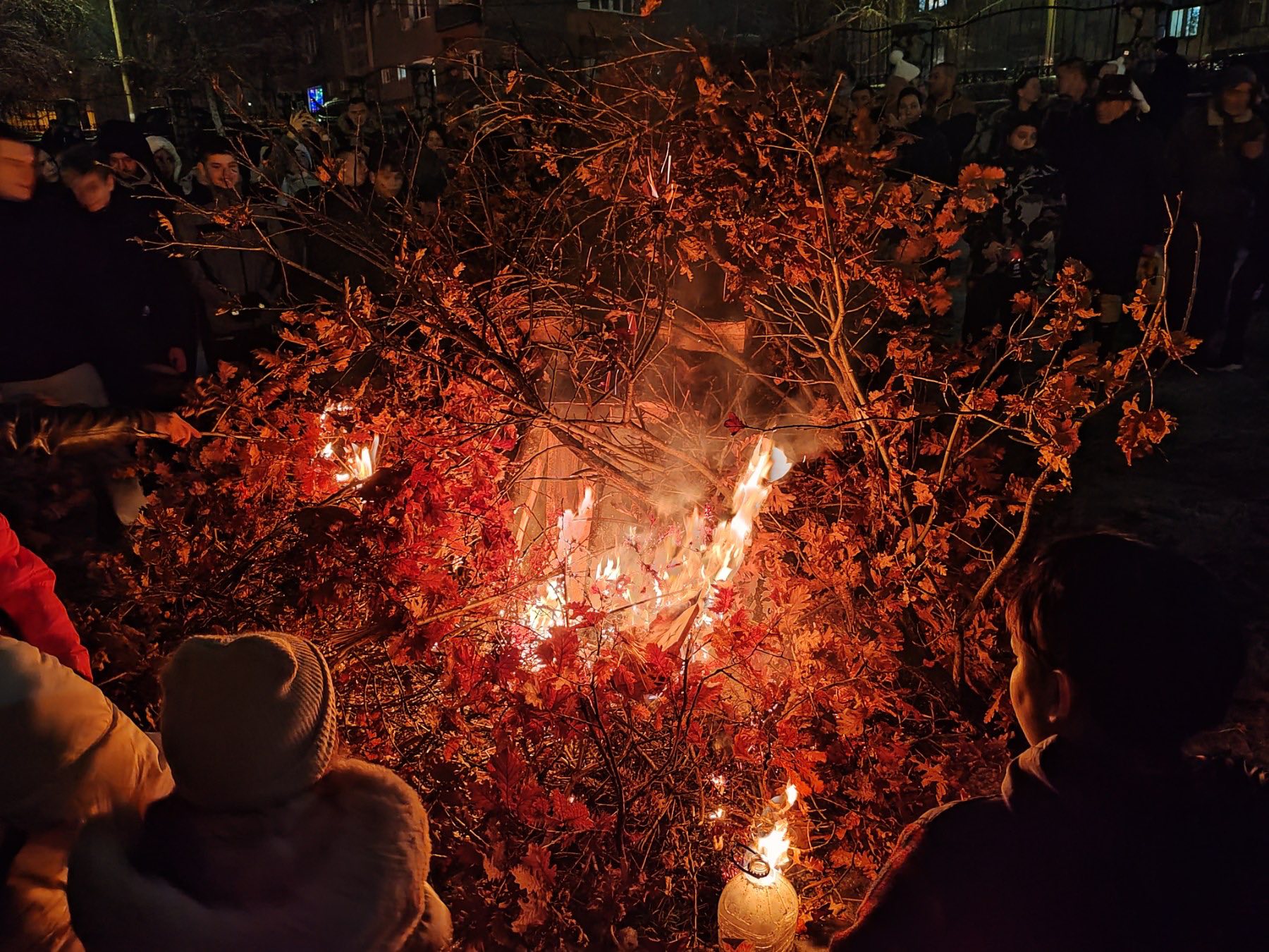 TRADICIONALNO PALJENJE BADNJAKA I BOŽIĆNA PRIREDBA ISPRED HRAMA SVETOG ...